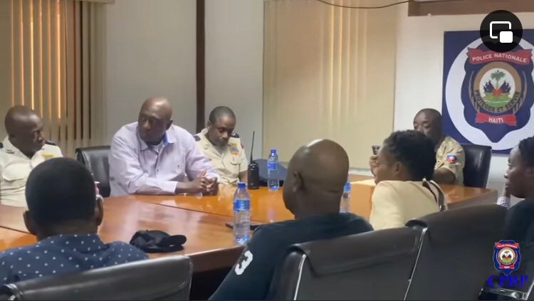 Le Directeur Général de la PNH, Frantz Elbé, a rencontré les familles ...